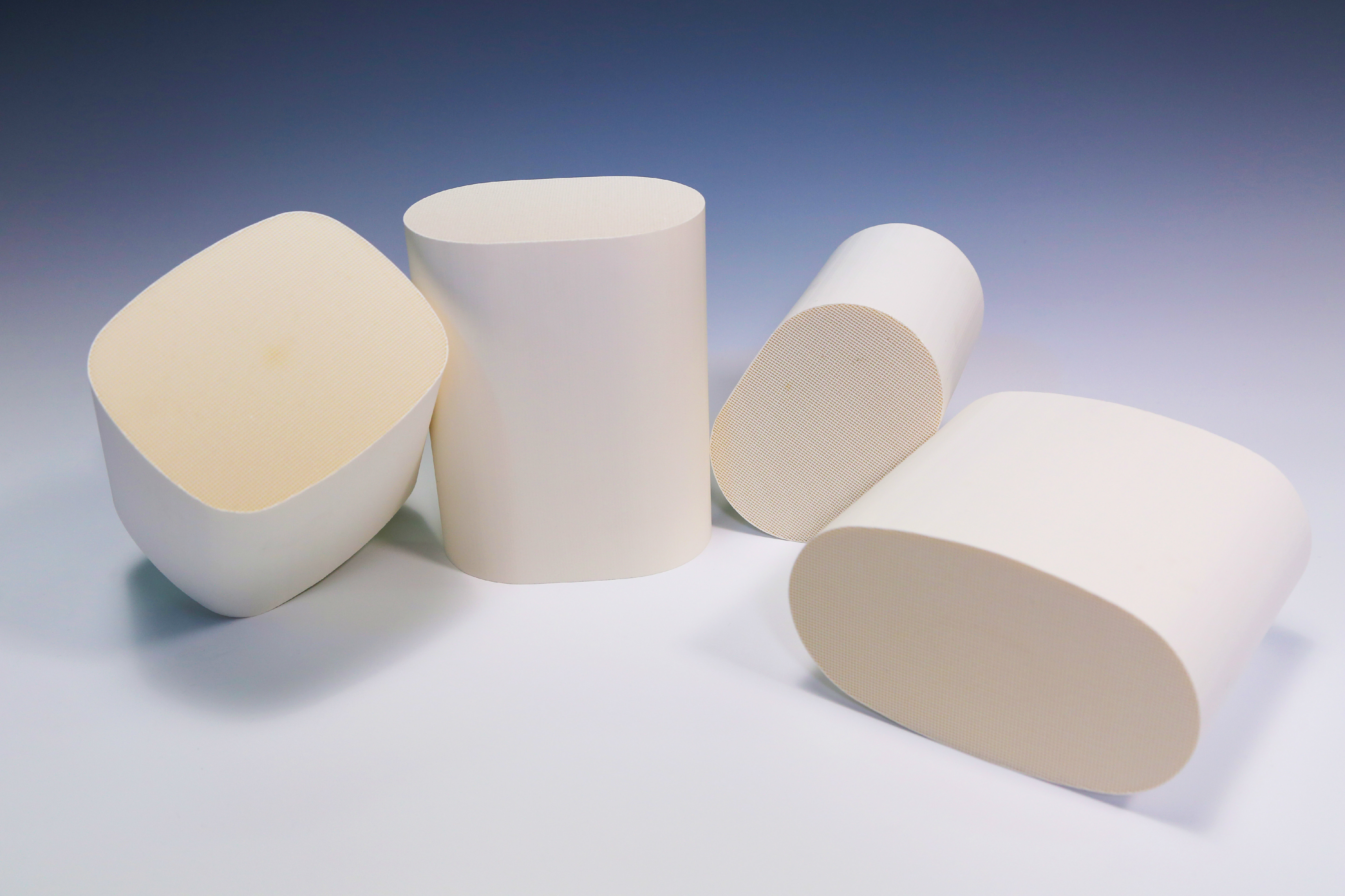 Thin 3 way Honeycomb Ceramic Filter , Round Cordierite Substrate