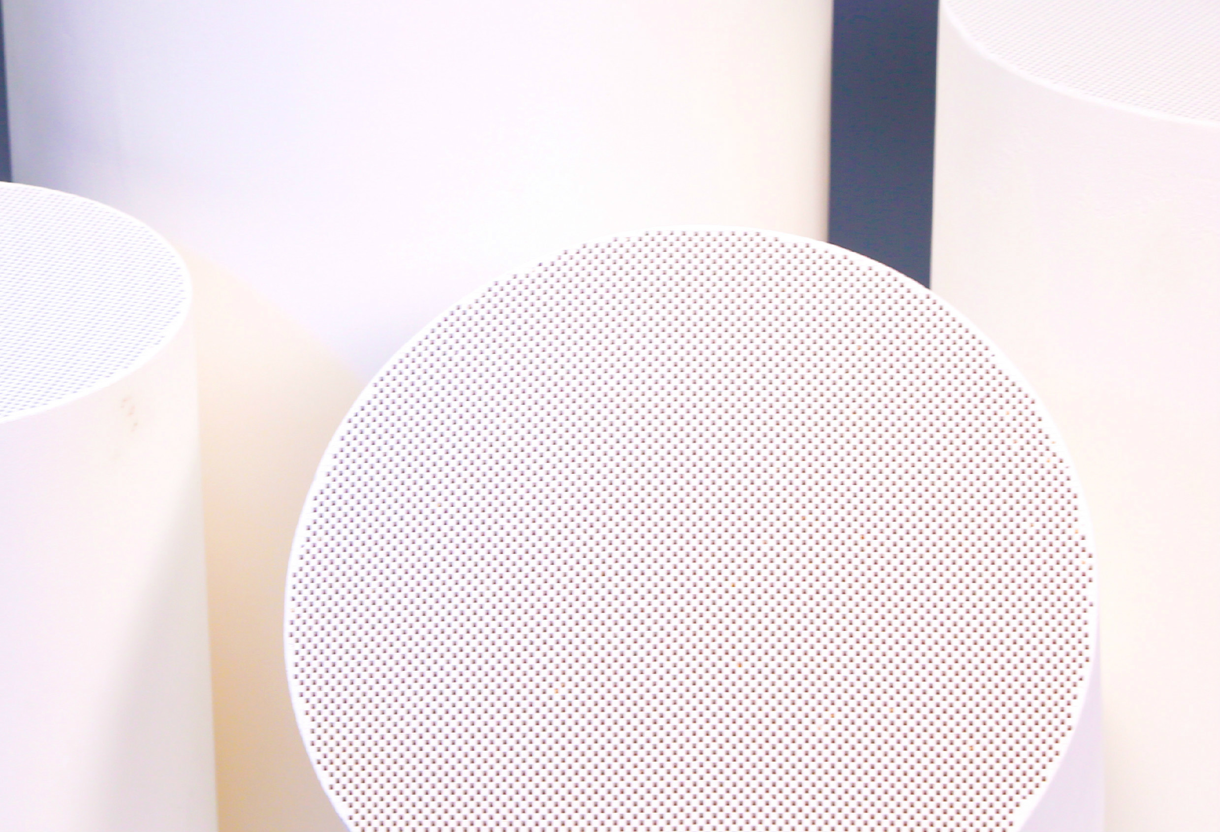 Car Ceramic Catalyst Carrier , Porous Cordierite Honeycomb Ceramic